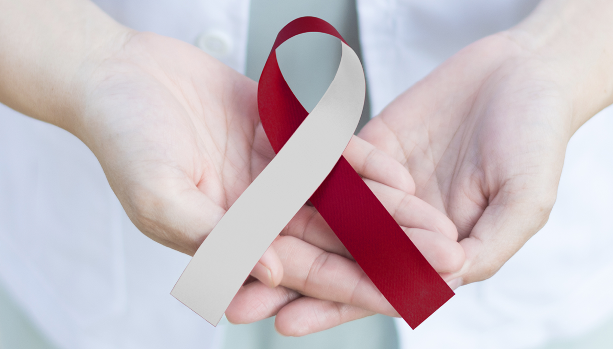 Identify the signs and risks of oral cancer